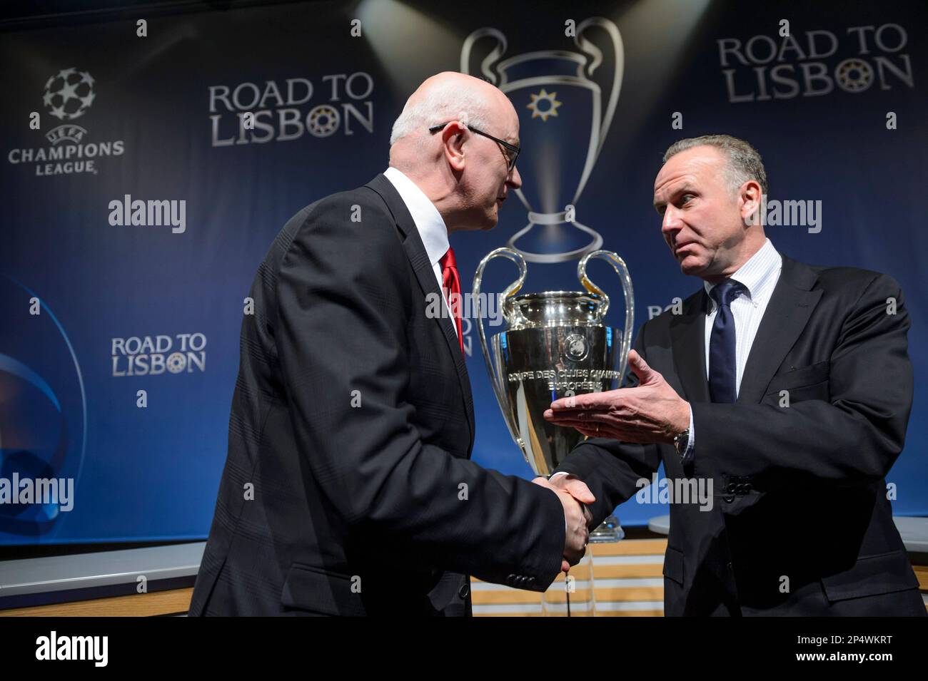 Arsenal club secretary David Miles, left, shakes hands with Bayern ...