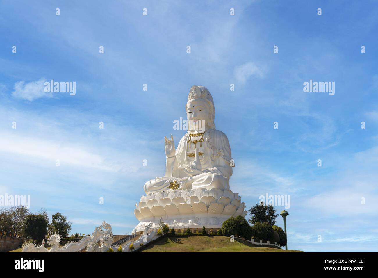Guanyin "Huay Pla Kang Temple" - The Big White Guanyin stands at Wat ...