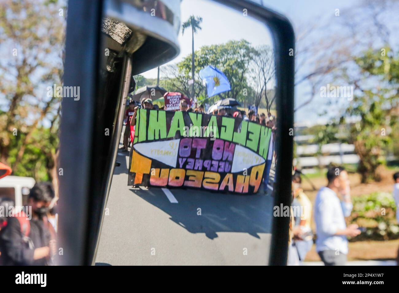 (230306) -- QUEZON CITY, March 6, 2023 (Xinhua) -- Jeepney drivers and ...