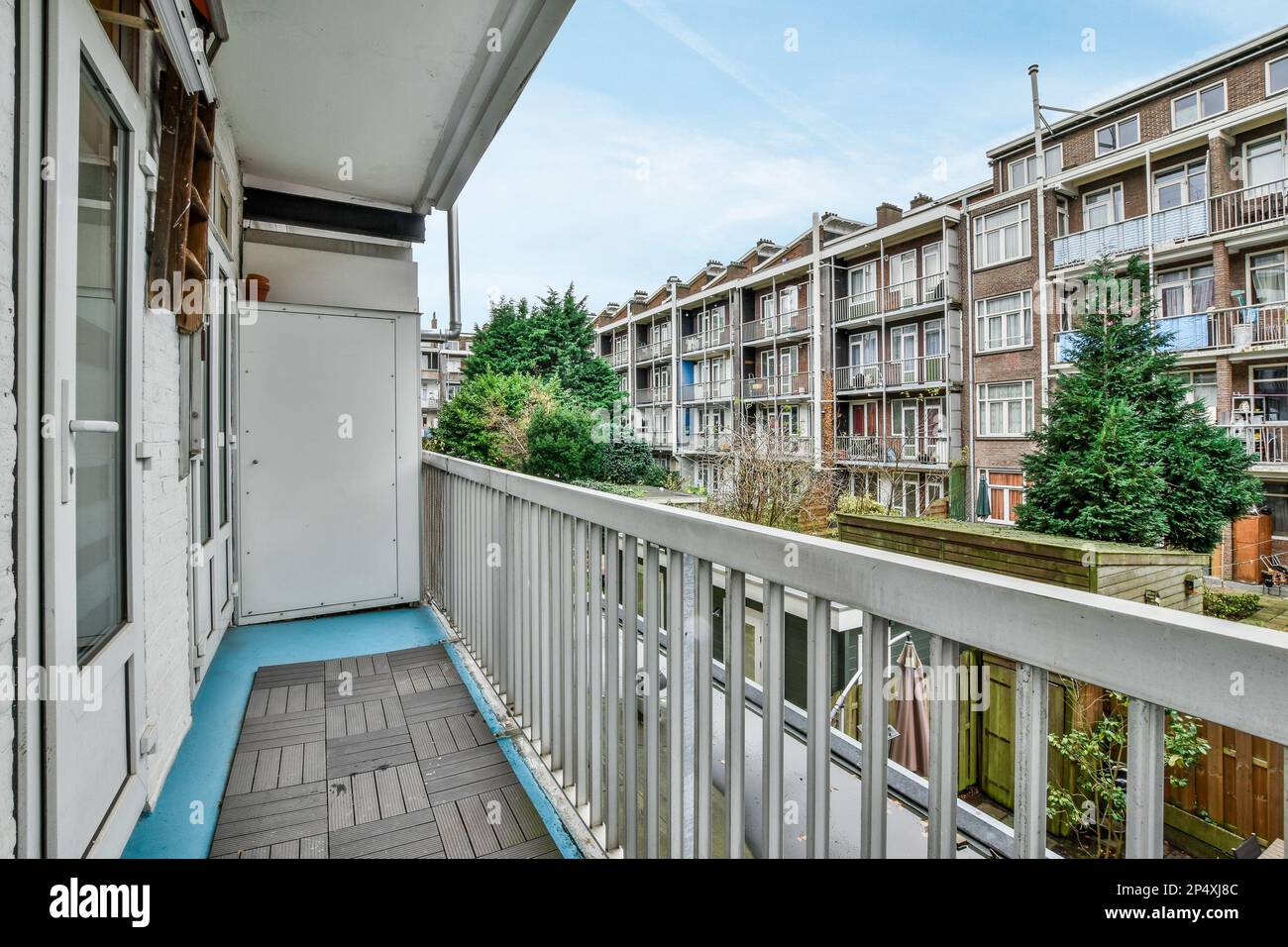 Apartment looking out onto river hi-res stock photography and images ...