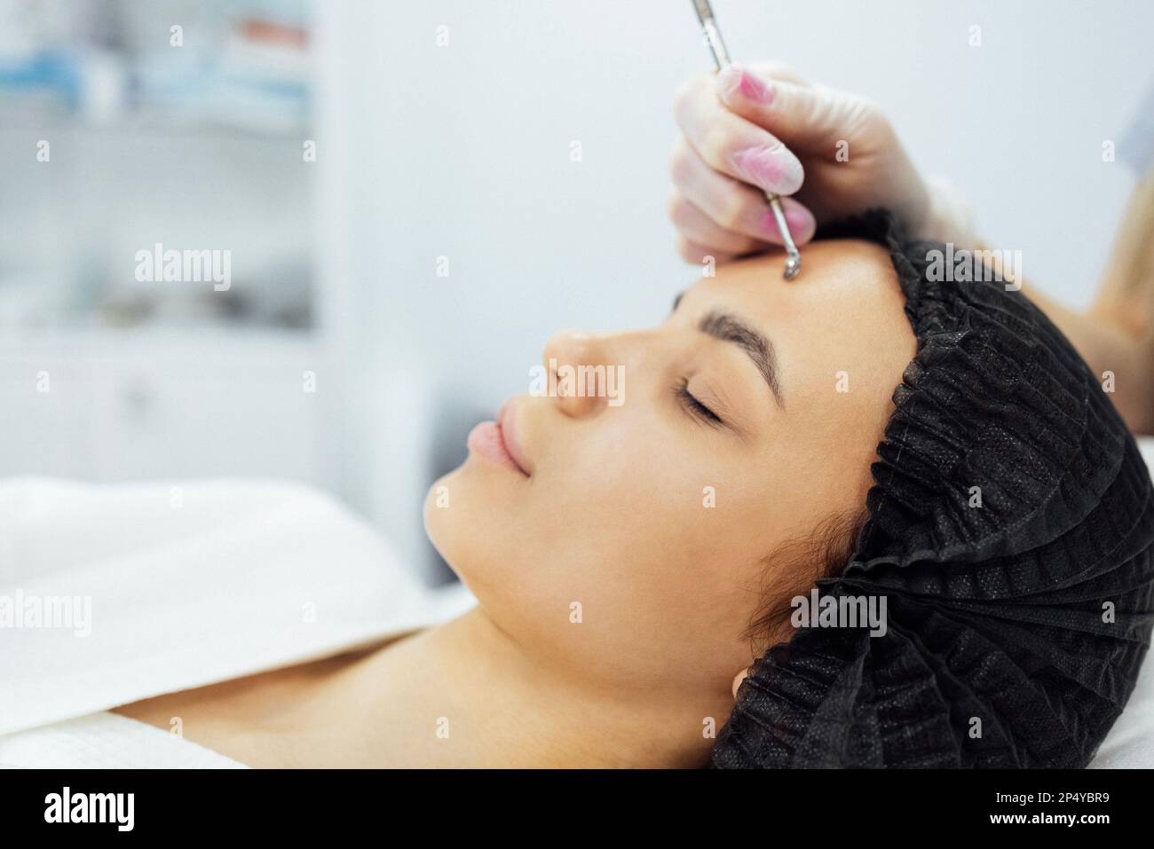 Beauty injections. Cosmetologist makes rejuvenating anti wrinkle ...