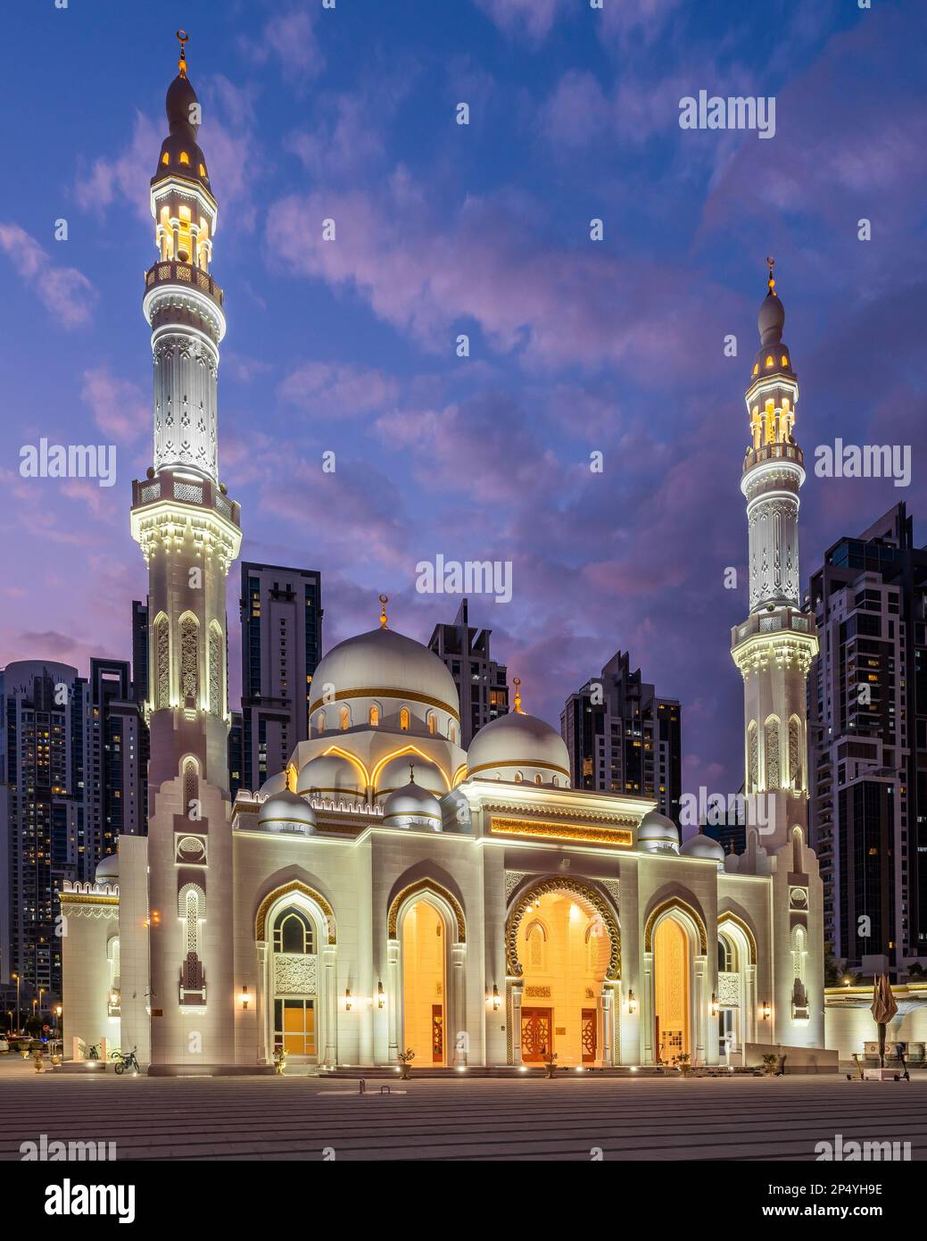 The Sheikh Rashid Al Maktoum Mosque with a beautiful sunset in Business ...