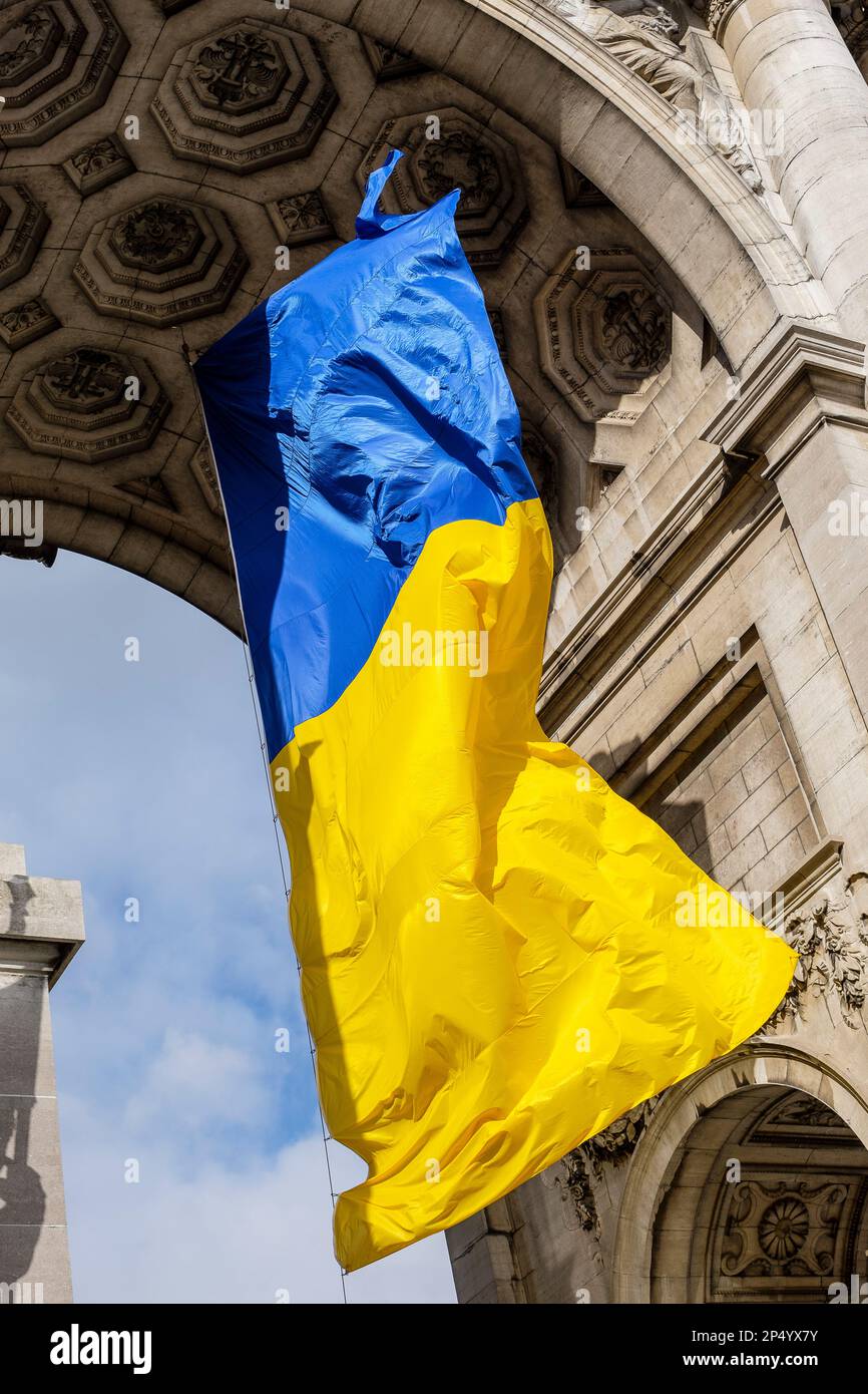 Drapeau Ukrainien | Ukrainian flag Stock Photo - Alamy