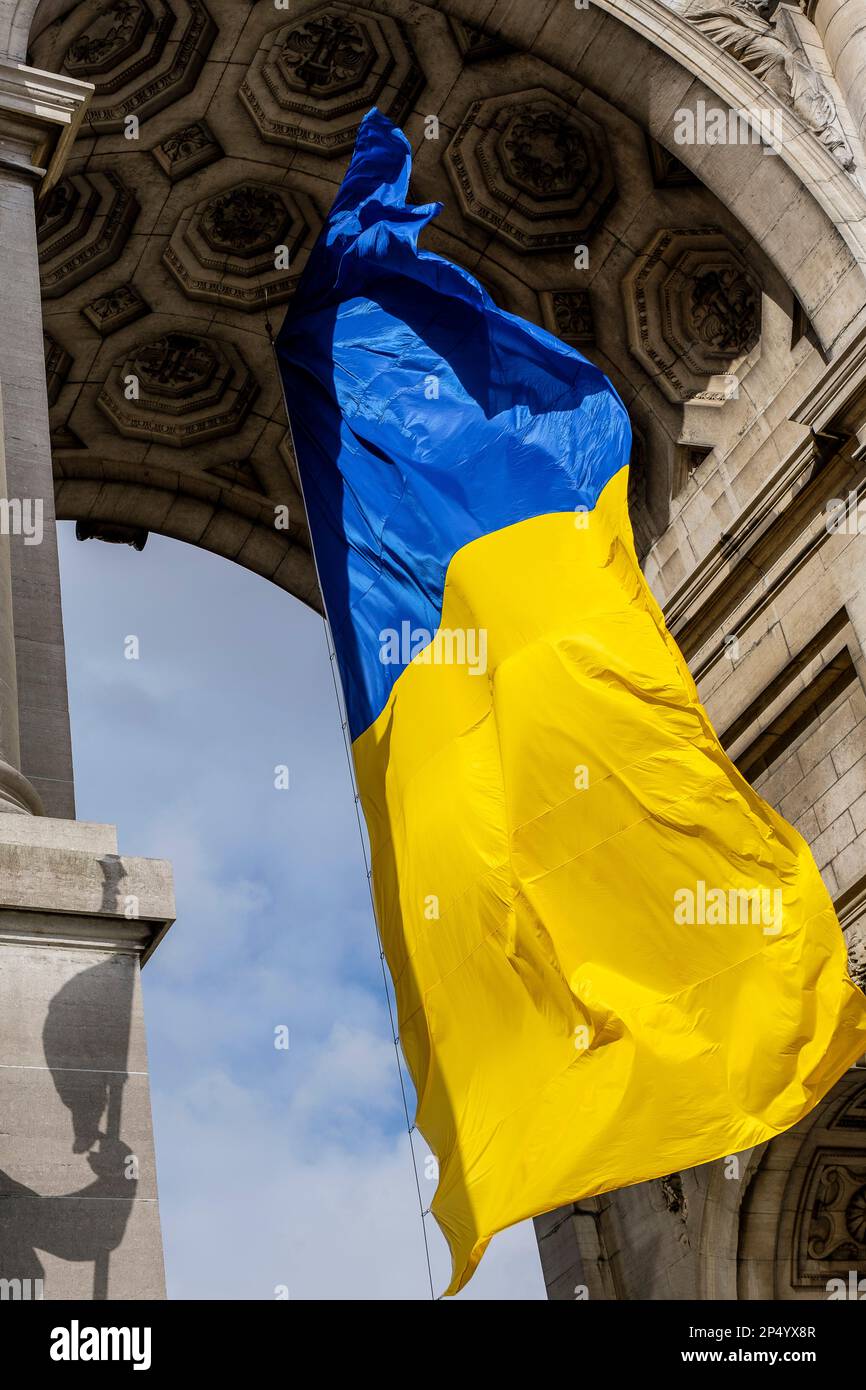 Drapeau Ukrainien | Ukrainian flag Stock Photo - Alamy