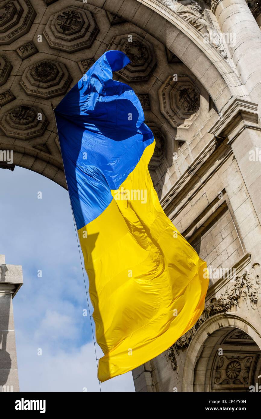 Drapeau Ukrainien | Ukrainian flag Stock Photo - Alamy