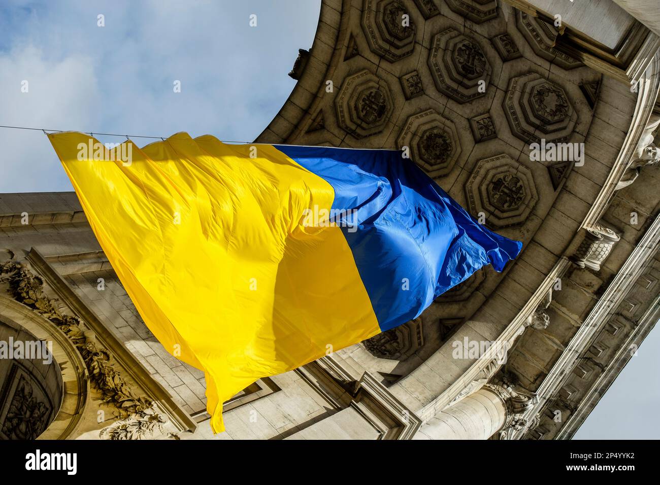 Drapeau Ukrainien | Ukrainian flag Stock Photo - Alamy
