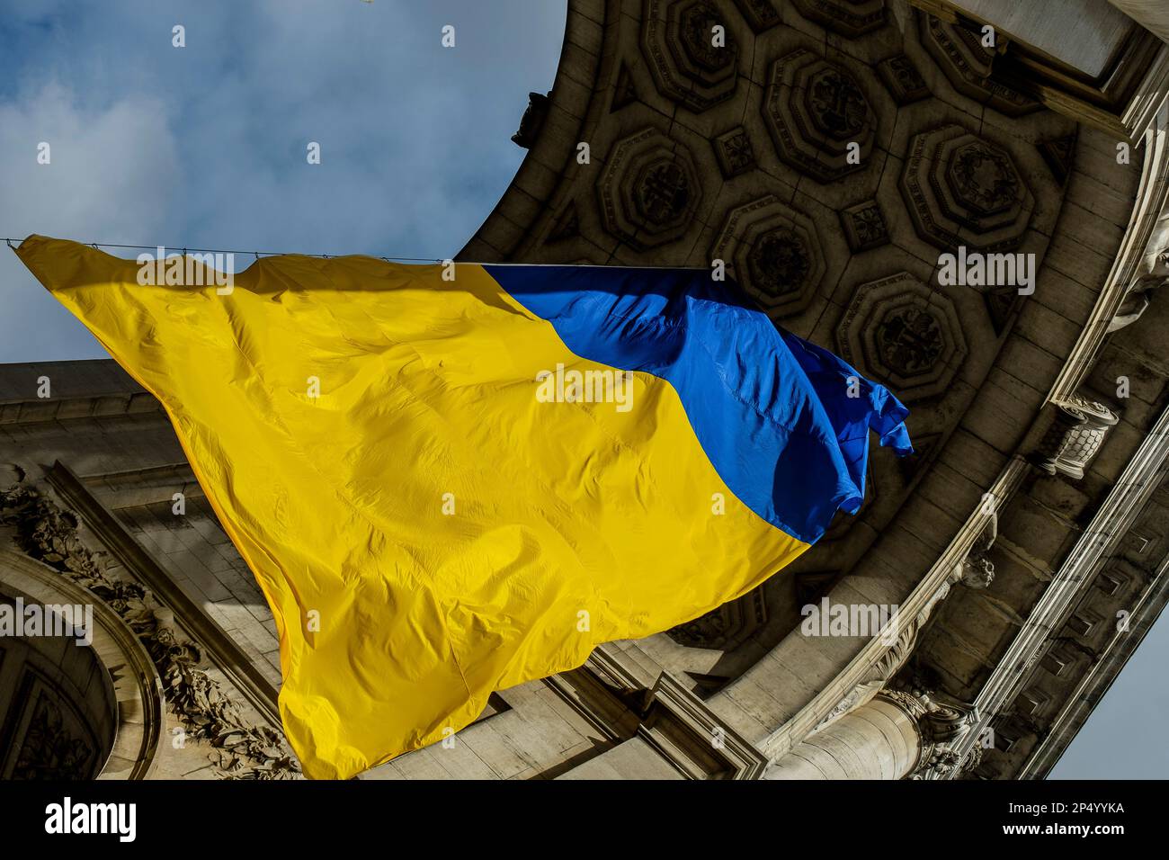 Drapeau Ukrainien | Ukrainian flag Stock Photo - Alamy