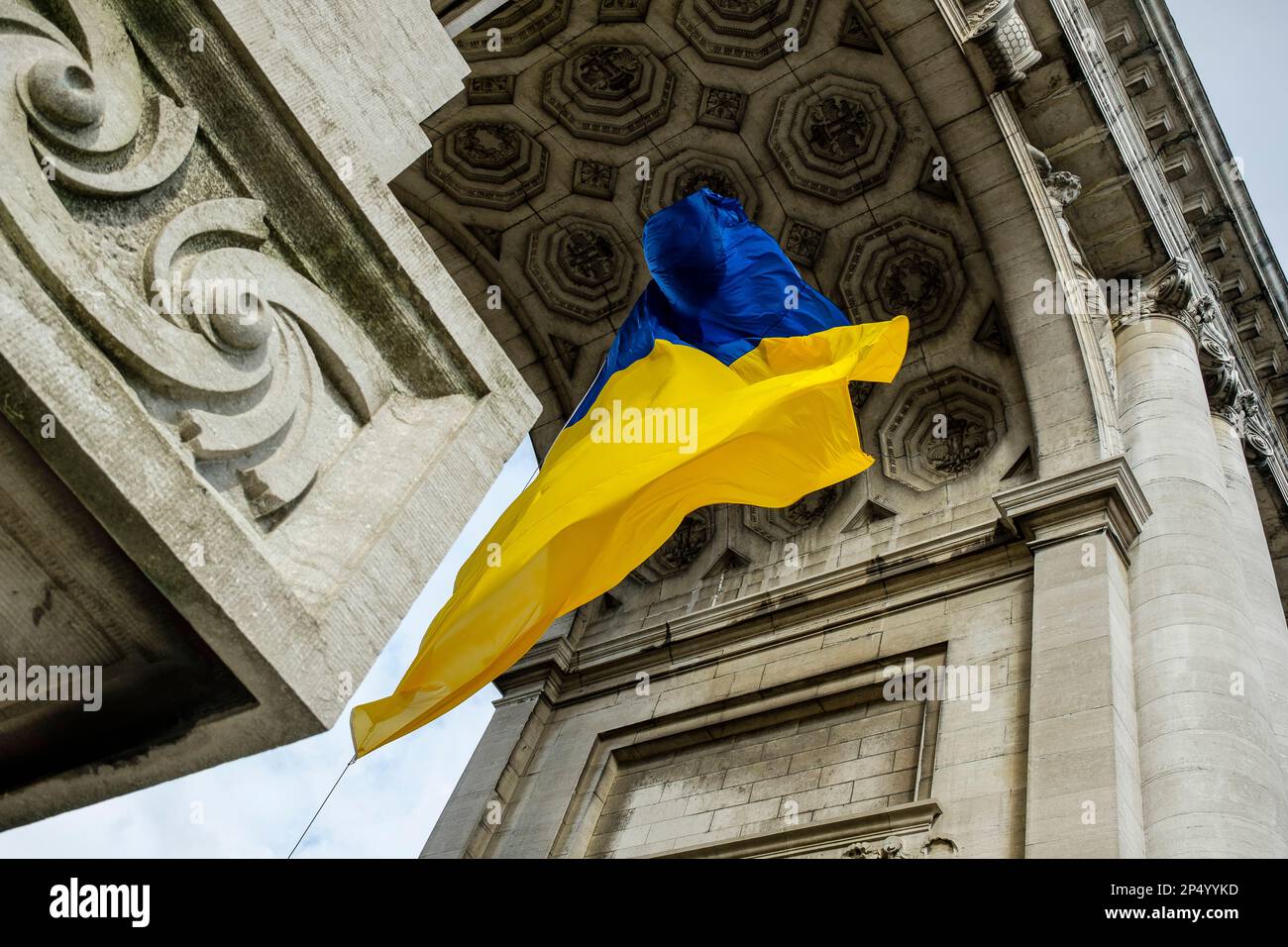 Drapeau Ukrainien | Ukrainian flag Stock Photo - Alamy
