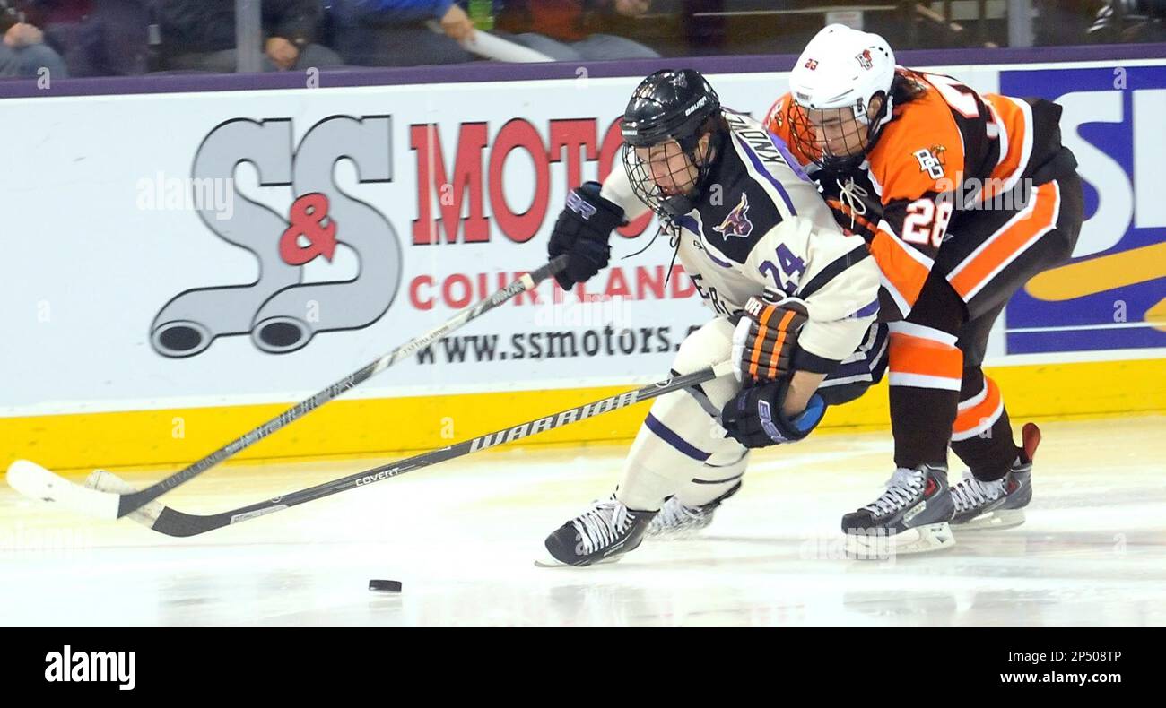Minnesota State, Mankato's Brett Knowles, left, gets around Bowling ...