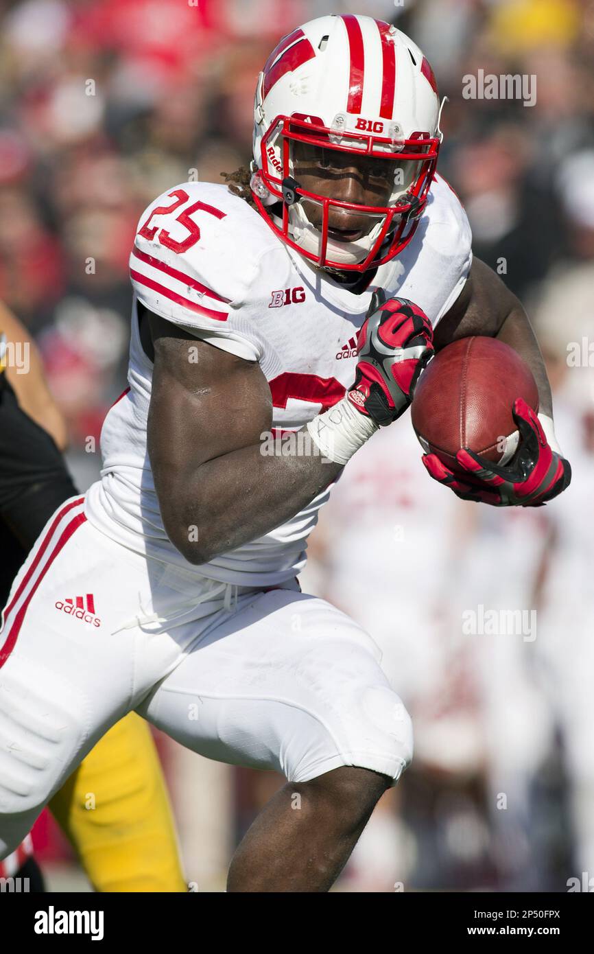 Wisconsin Badgers running back Melvin Gordon (25) carries the ball ...