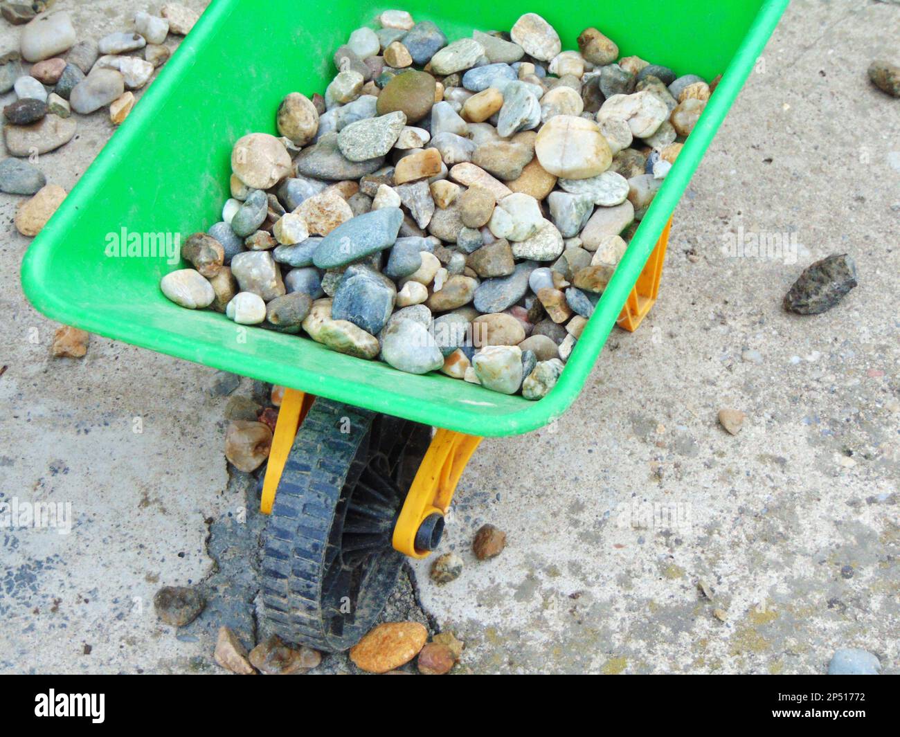 wheelbarrow with stones - material Stock Photo - Alamy