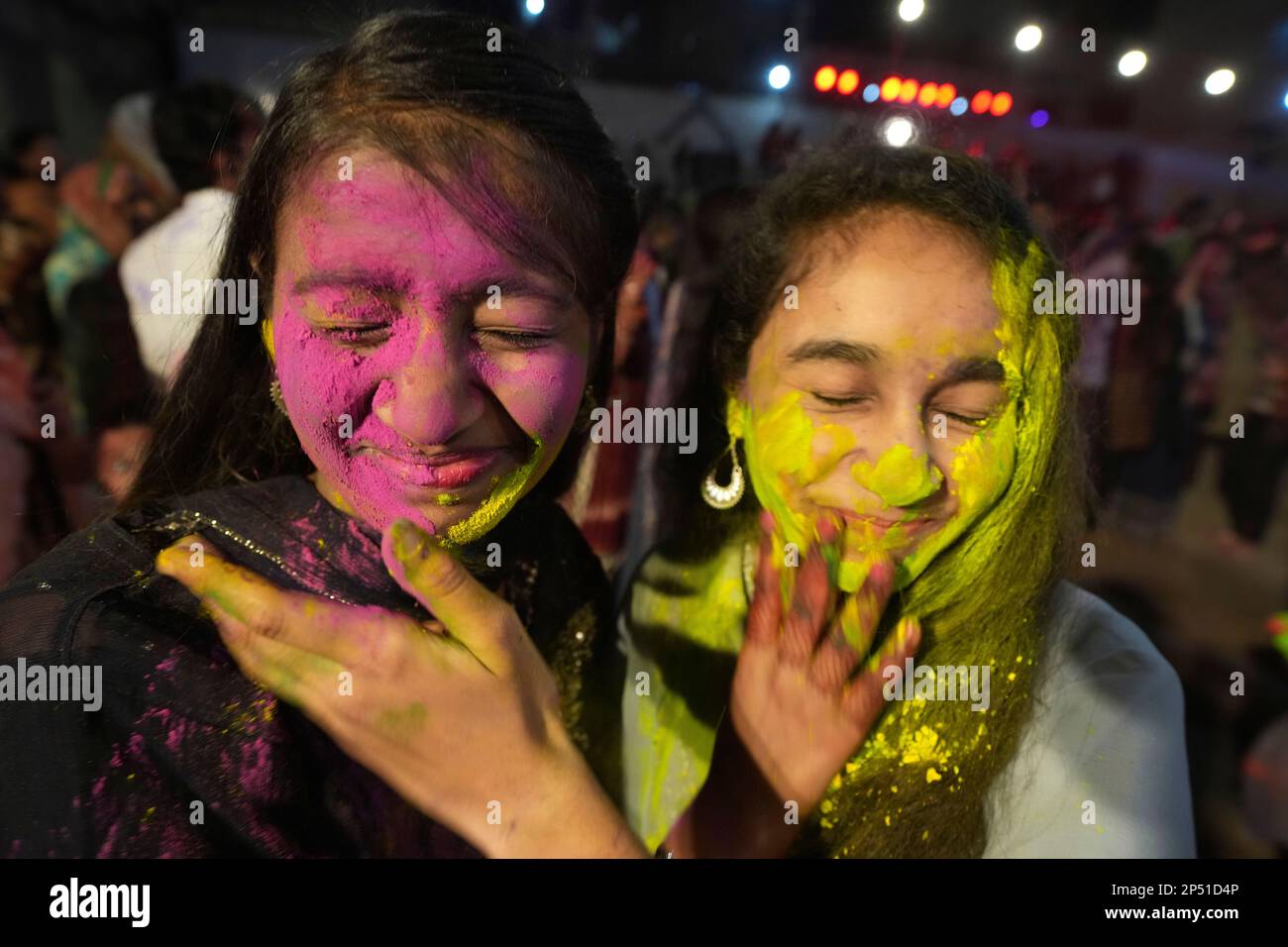 Girls from the Pakistani Hindu community smear their faces with colors ...