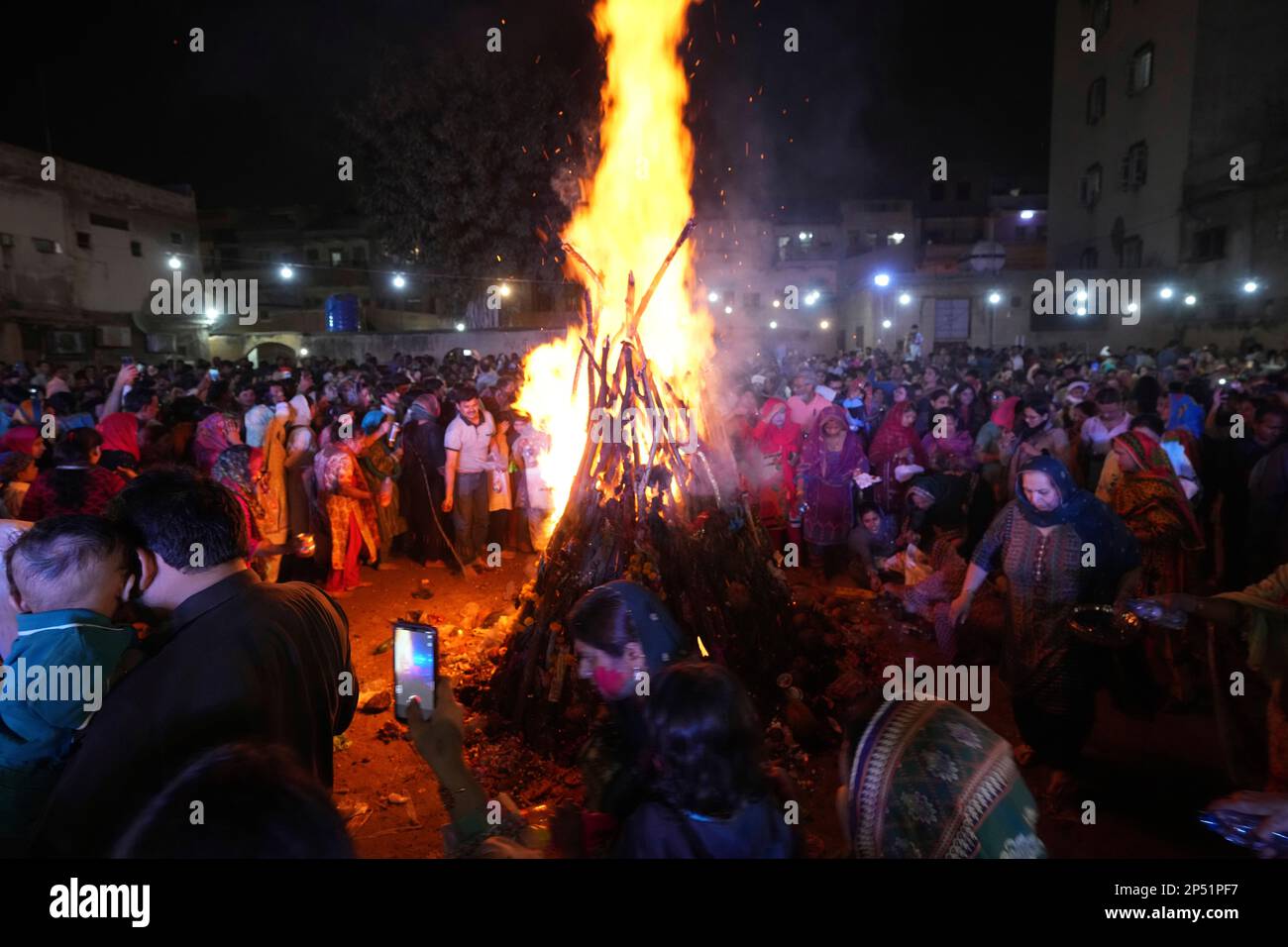 People from the Pakistani Hindu community perform rituals to celebrate ...