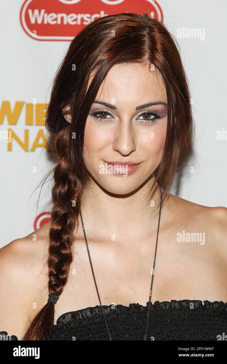 Singer Amanda Quinn Burhoe of the recording group Savvy & Mandy attends ...
