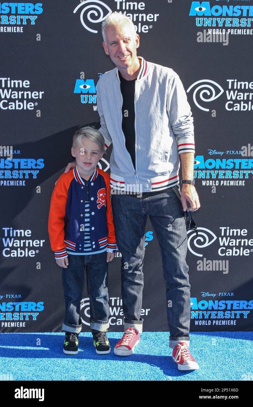 Guitarist Tom Dumont (R) attends the premiere of Disney Pixar's ...
