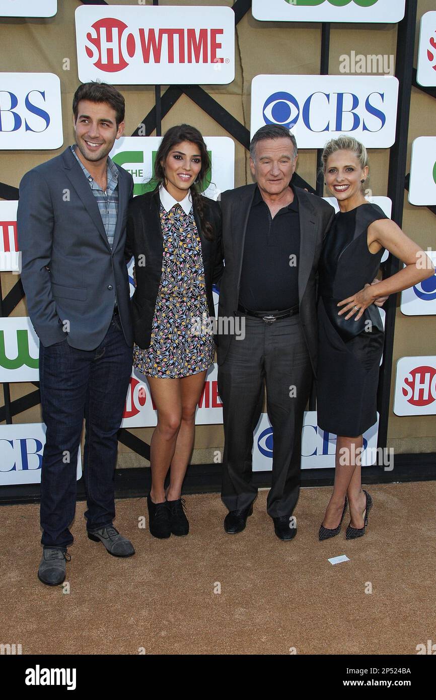 Actors (L-R) James Wolk, Amanda Setton, Robin Williams, and Sarah ...