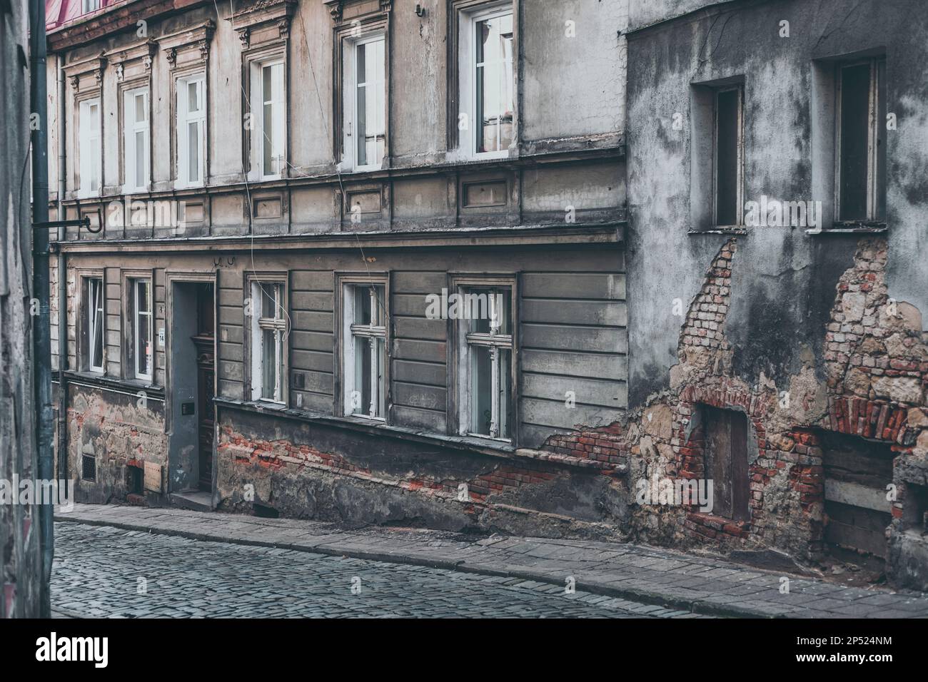 Decaying buildings hi-res stock photography and images - Alamy