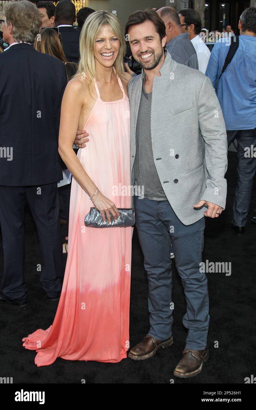 Actress Kaitlin Olson (L) and husband actor Rob McElhenney attend the ...