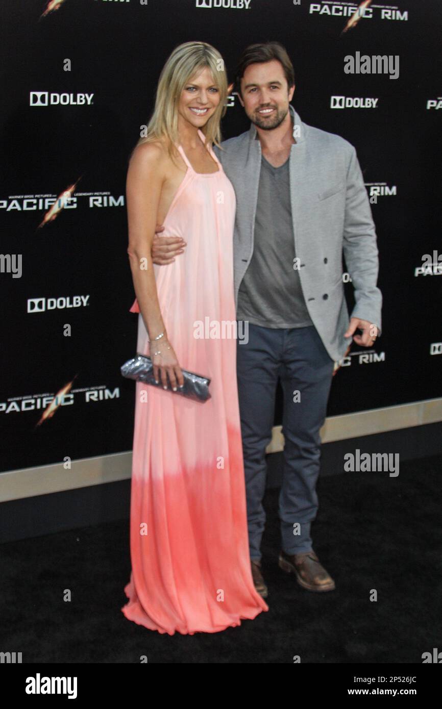Actress Kaitlin Olson (L) and husband actor Rob McElhenney attend the ...