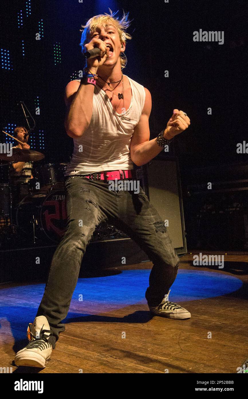 R5 Ross Lynch Falls On Stage