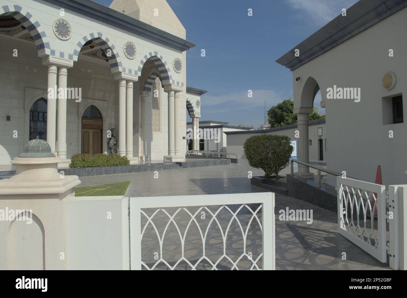 Mosque Courtyard from side gate Stock Photo - Alamy