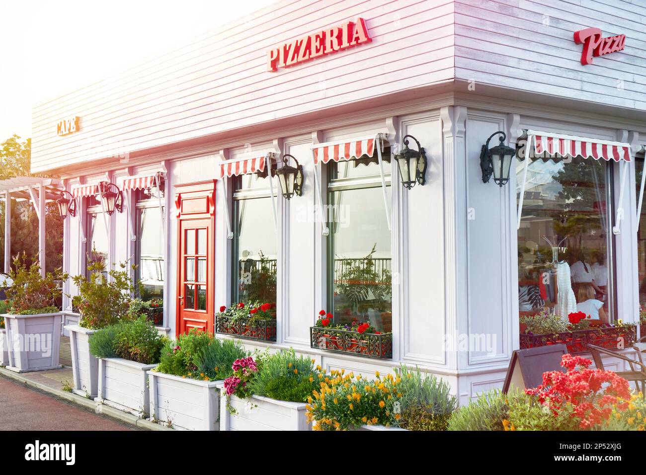 Pizza and flowers hi-res stock photography and images - Alamy