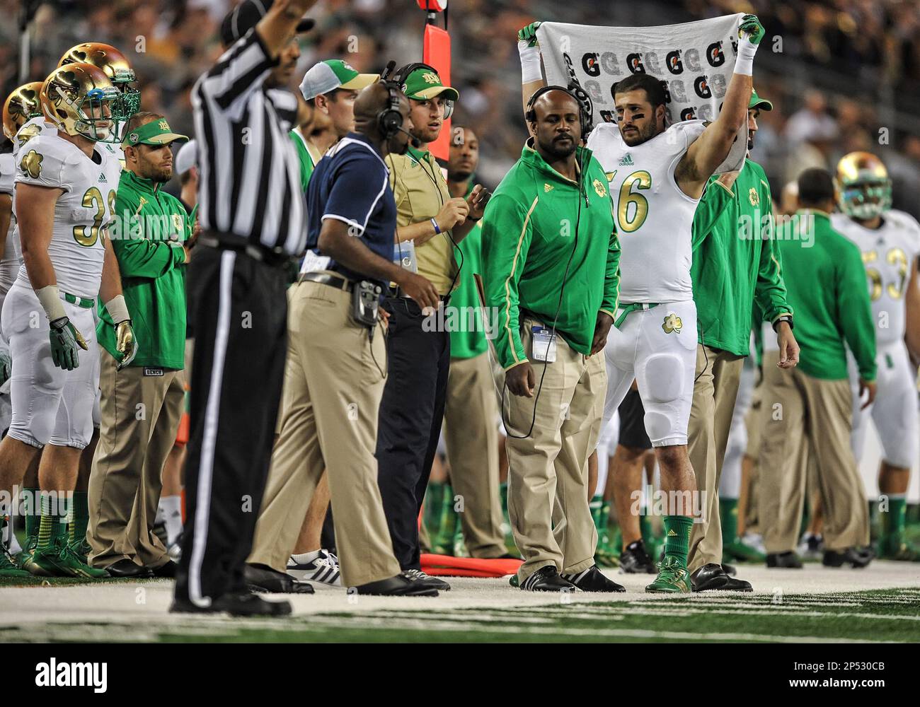 Notre Dame Fighting Irish linebacker Anthony Rabasa (56) shields the ...