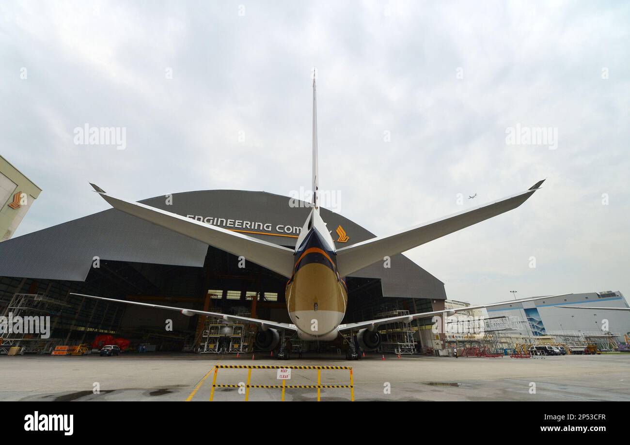 A Singapore Airlines Boeing 777-300 at an SIA Engineering Company ...