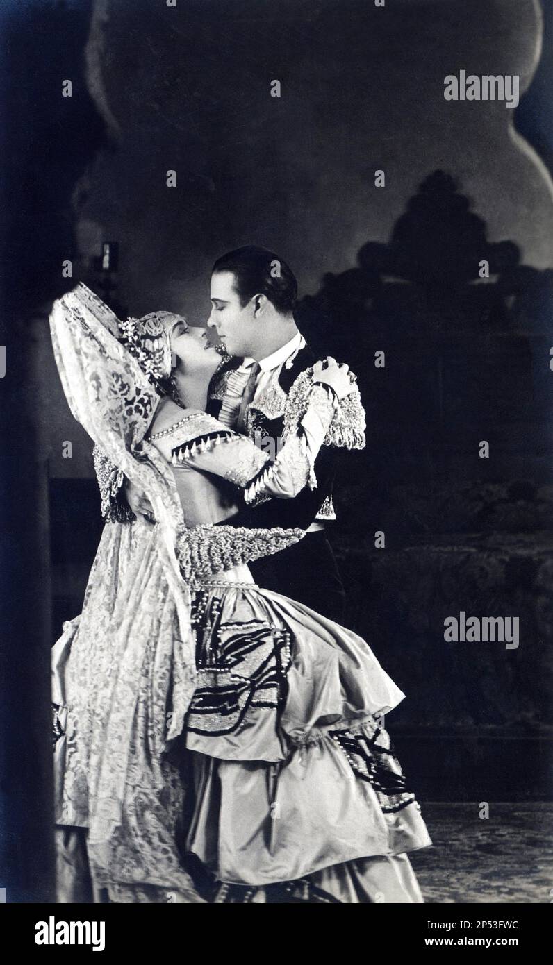 1922 , USA : The silent screen movie actor RUDOLPH VALENTINO ( born ...