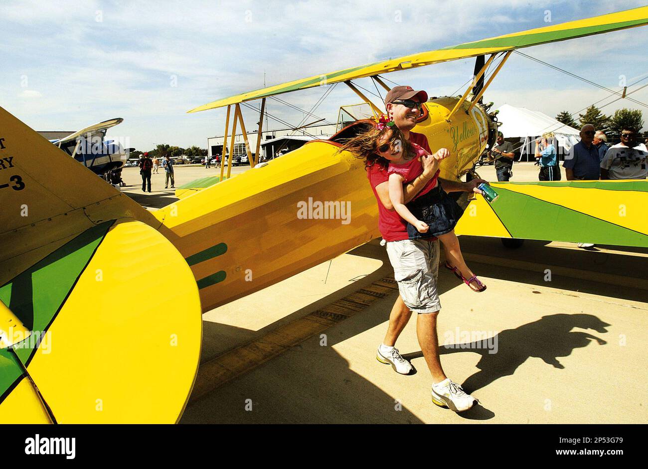 Patrick Durst, of Maryville,Ill., carries his daughter Maddie Durst, 3 ...