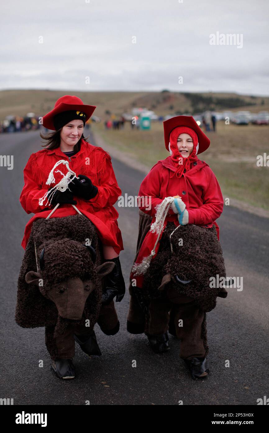 Catherine Neihart, 12, left, and her sister, Jessalee, 10, from ...