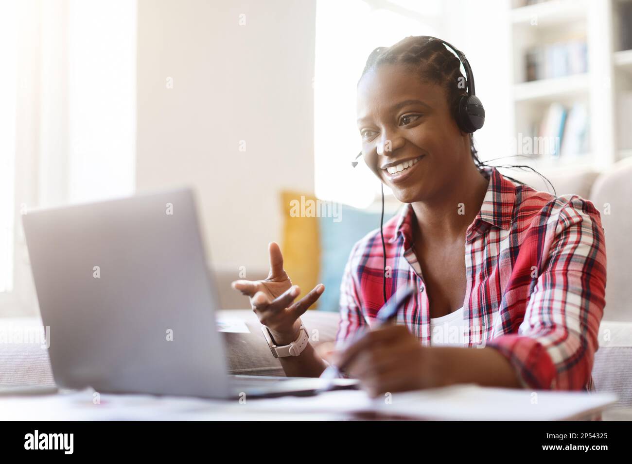 Young woman attending virtual hi-res stock photography and images - Alamy