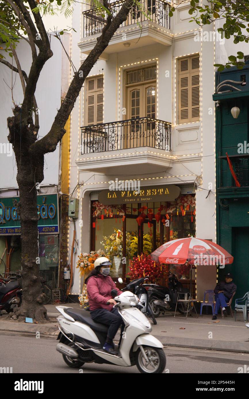Vietnam, Hanoi, flower shop, motorcycle Stock Photo - Alamy