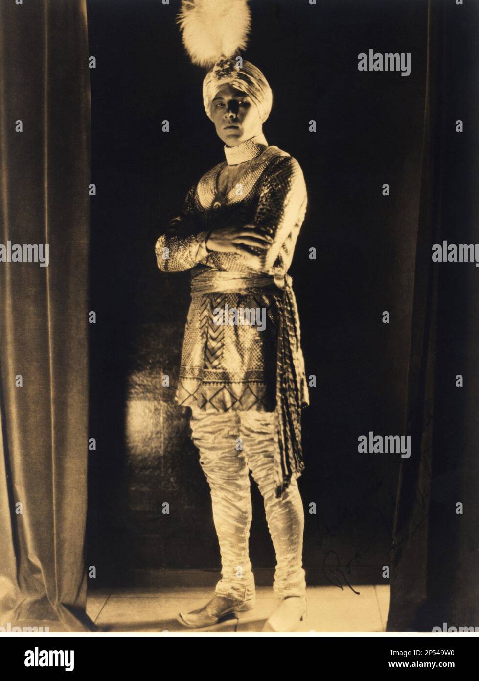 1922 , USA : The silent screen movie actor RUDOLPH VALENTINO ( born ...