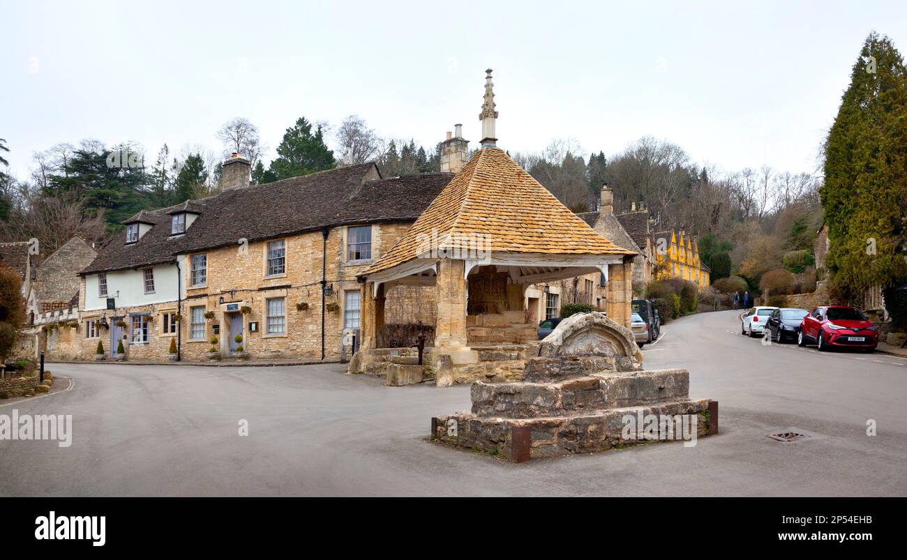 Castle Coombe, Cotswolds, UK. Market square view Stock Photo - Alamy