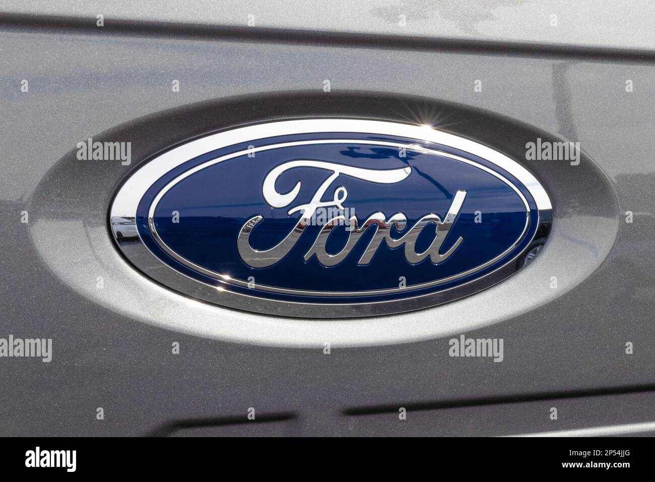 Ford explorer logo hi-res stock photography and images - Alamy