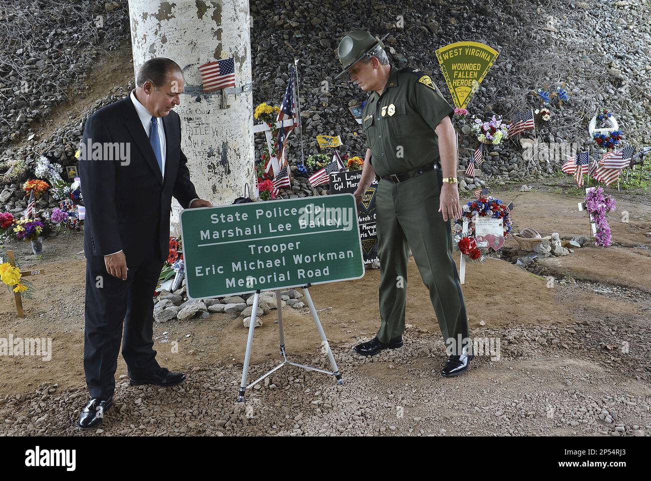 Gov. Earl Ray Tomblin and Col. Jay Smithers place a sign Thursday Sept ...