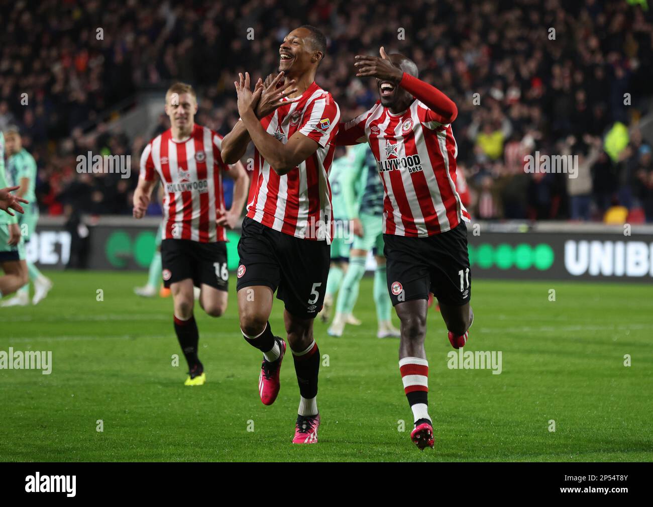 Ethan pinnock brentford hi-res stock photography and images - Alamy
