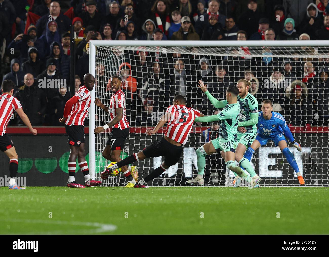 Ethan pinnock brentford fulham hi-res stock photography and images - Alamy