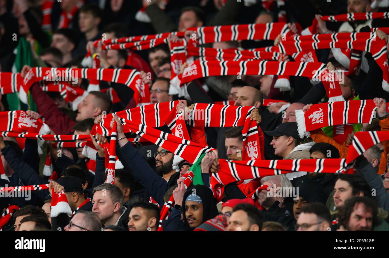 Manchester united wembley fans hi-res stock photography and images - Alamy