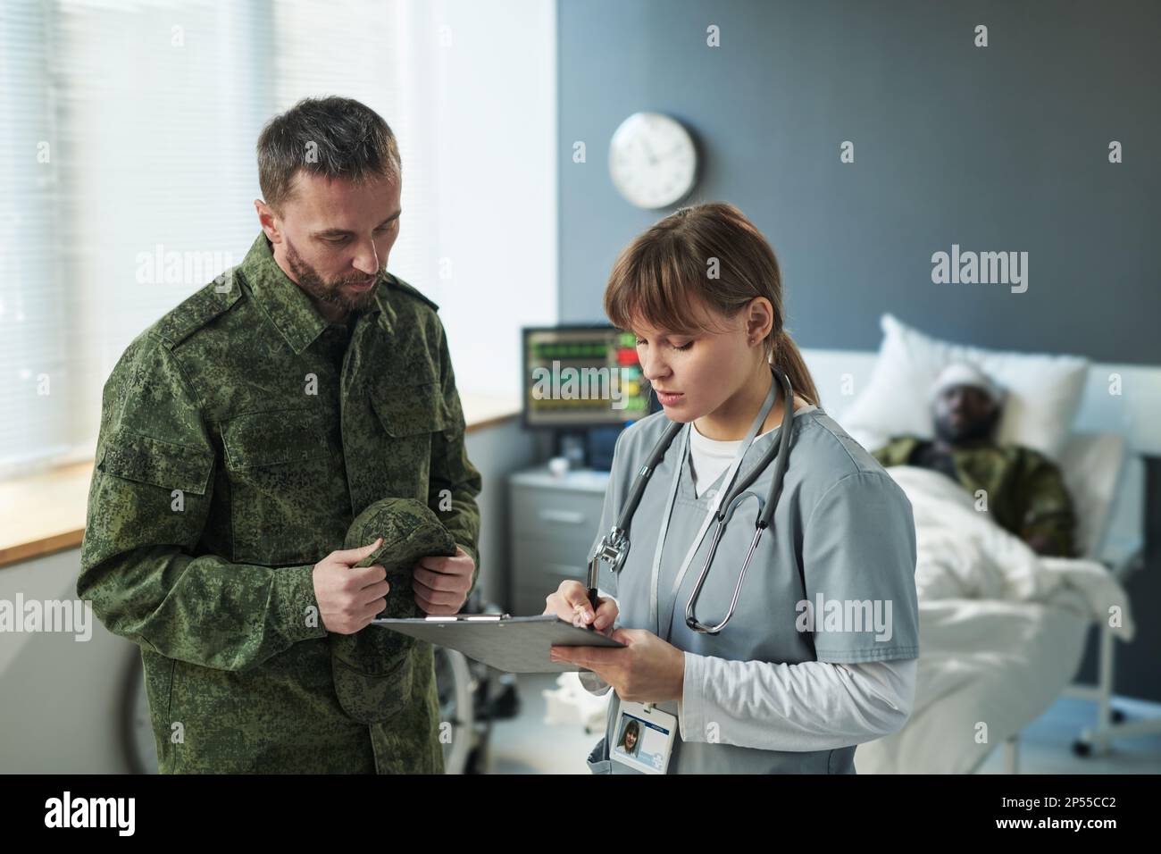Military doctor hi-res stock photography and images - Alamy
