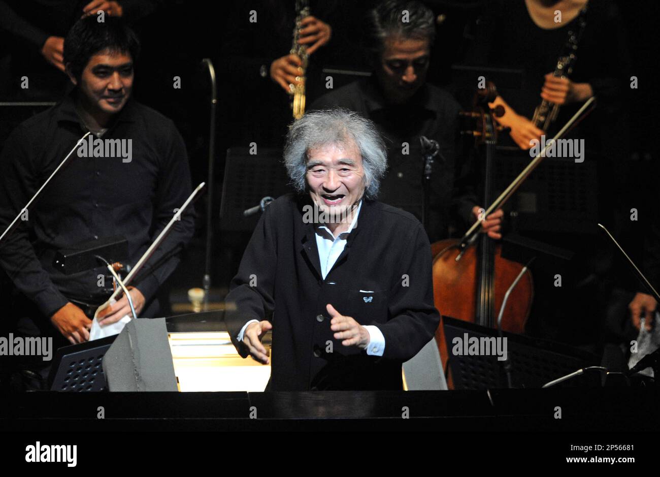Japanese world-renowned conductor Seiji Ozawa responds to the audiences ...