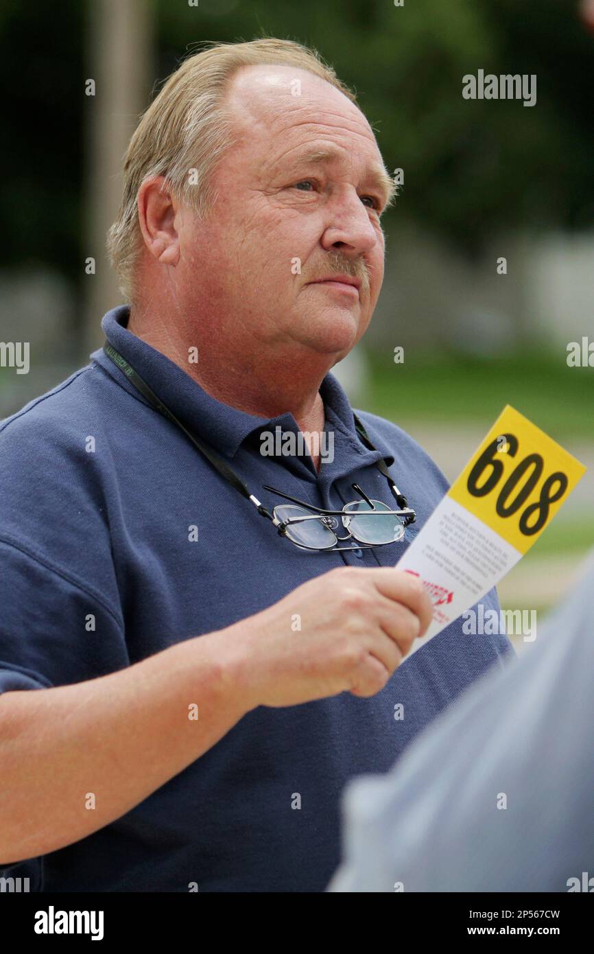 ADVANCE FOR SATURDAY AUG. 24 AND THEREAFTER- Jim Kindig of Kenesaw bids ...