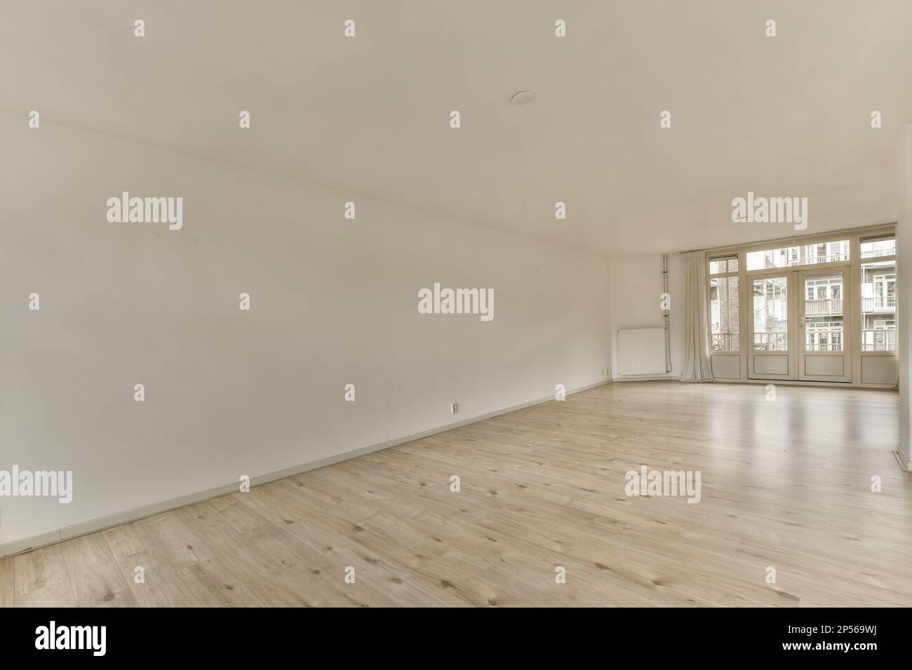 an empty room with white walls and wood flooring in the middle part of ...