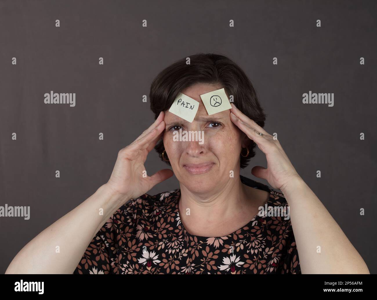 Woman in pain with small notes with Pain and emoji Stock Photo - Alamy