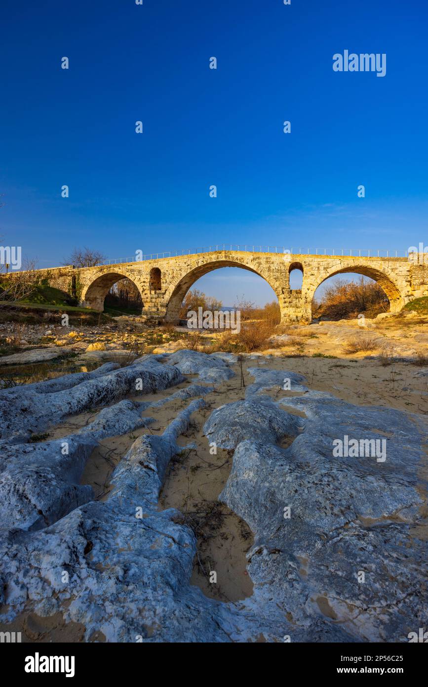 Pont Julien, roman stone arch bridge over Calavon river, Provence ...