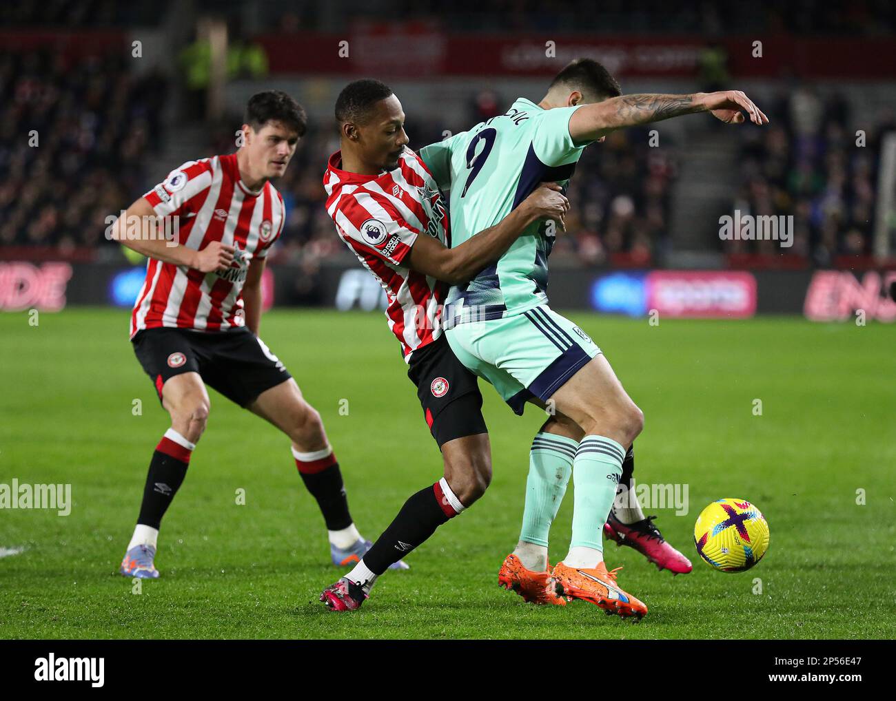Ethan pinnock brentford fulham hi-res stock photography and images - Alamy