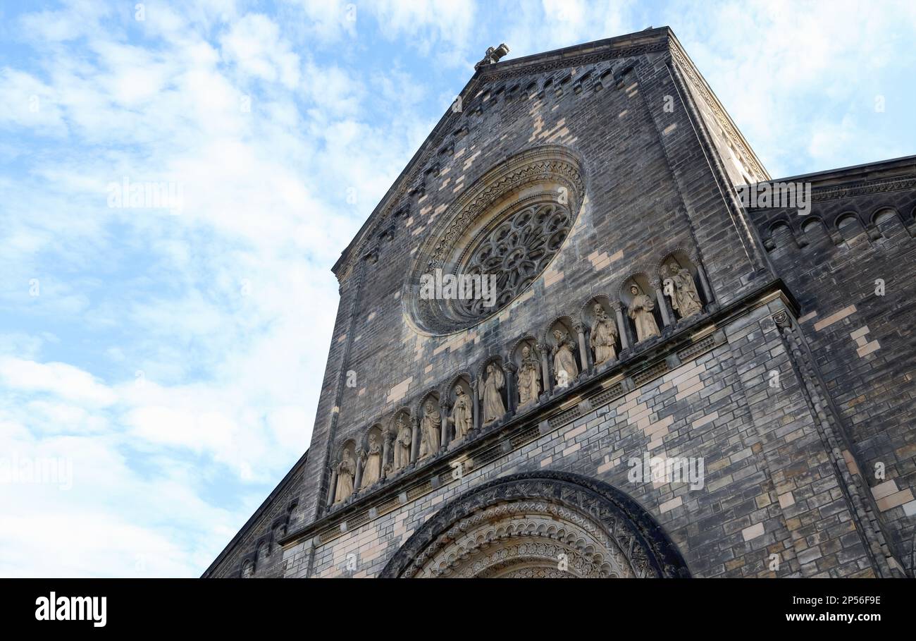 Old gothic architecture style stone hi-res stock photography and images ...