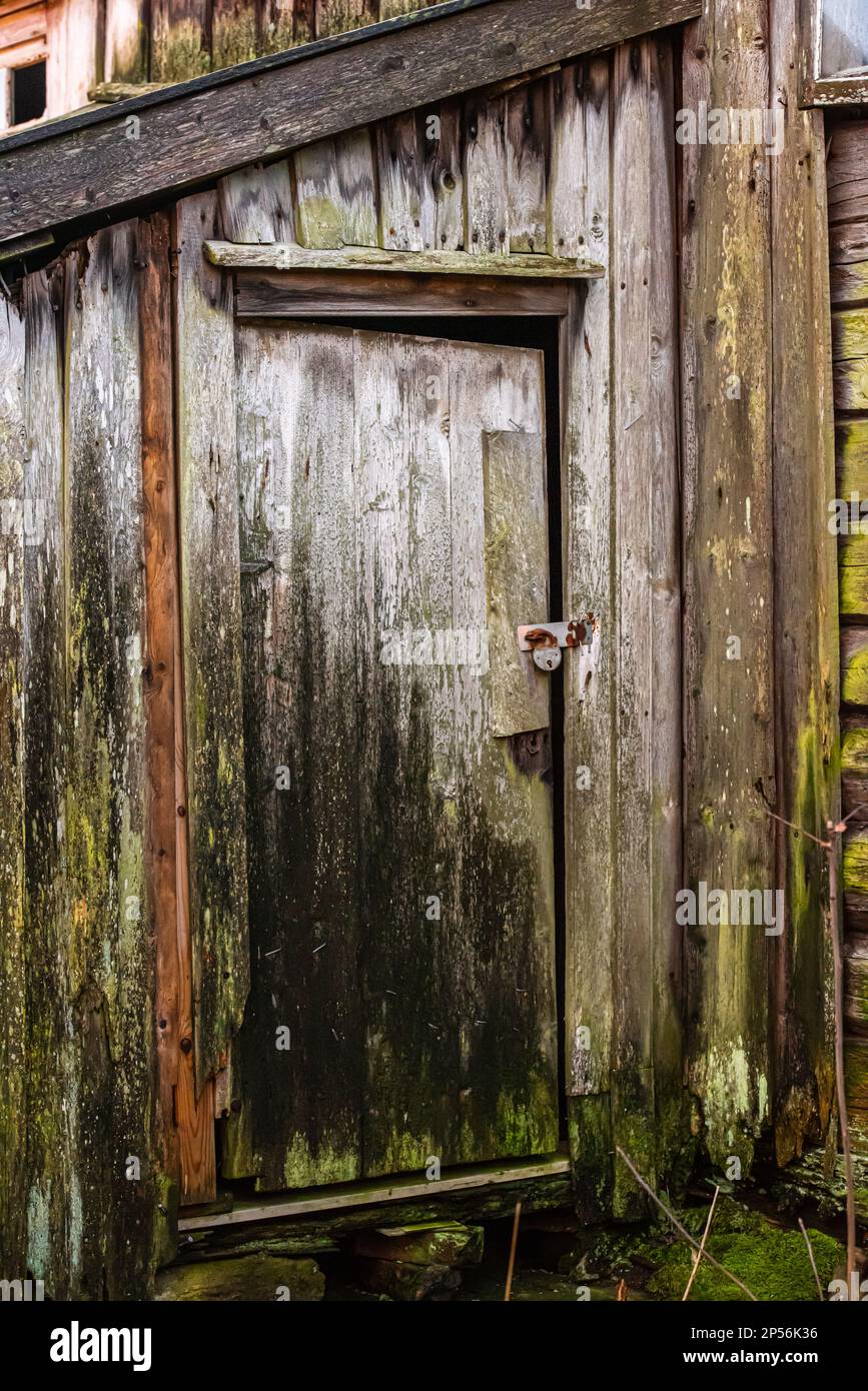 Wooden door of an old, abandoned house Stock Photo - Alamy