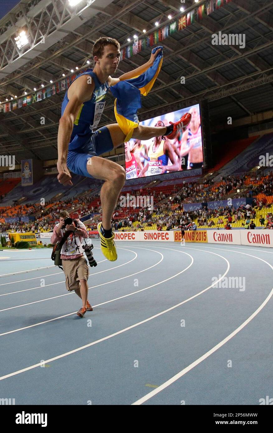 Ukraine's Bohdan Bondarenko celebrates winning the gold in the men's ...